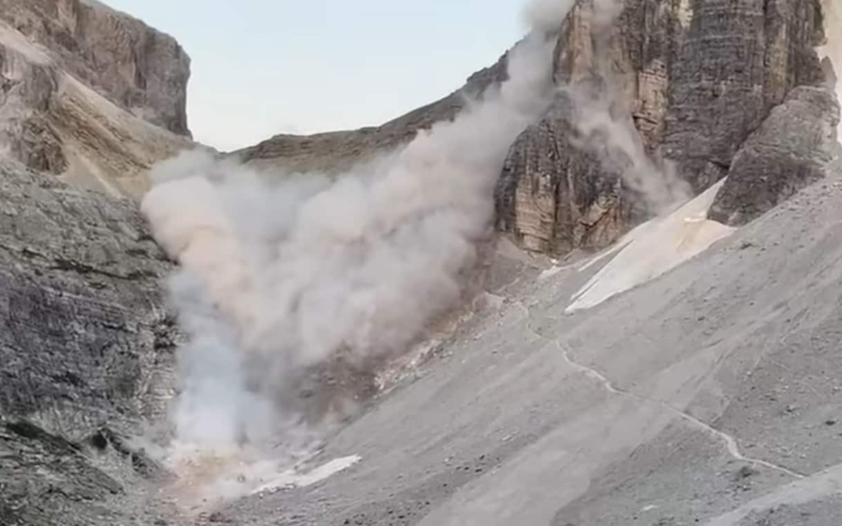 Enorme caduta di sassi su Cima Dodici sulle Dolomiti di Sesto | Sky TG24