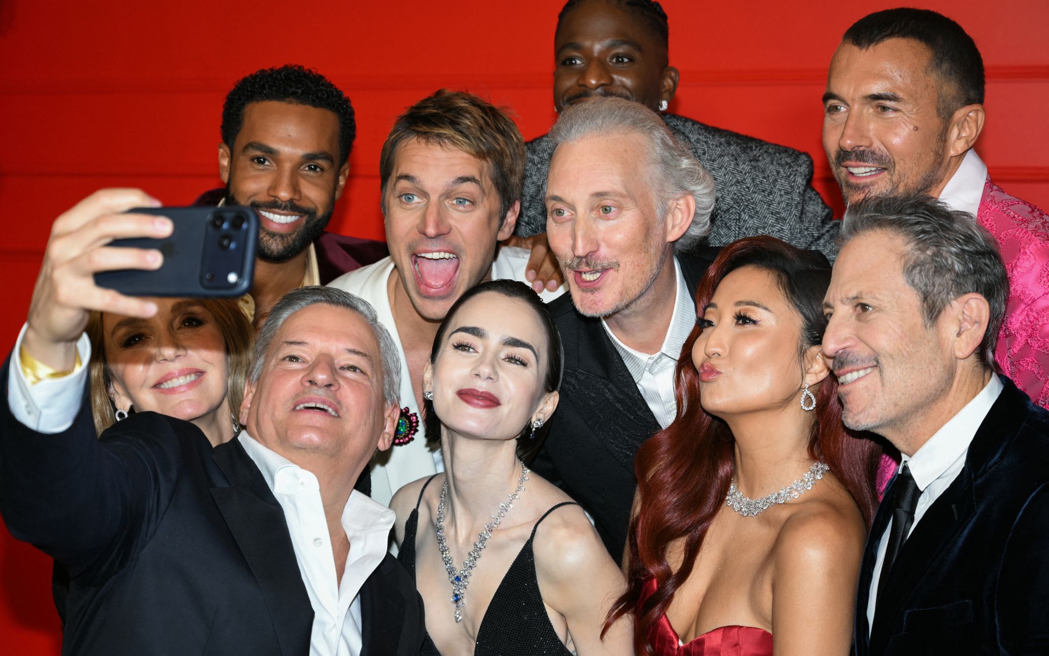 Emily in Paris 5, il cast alla première mondiale a Parigi. FOTO | Sky TG24