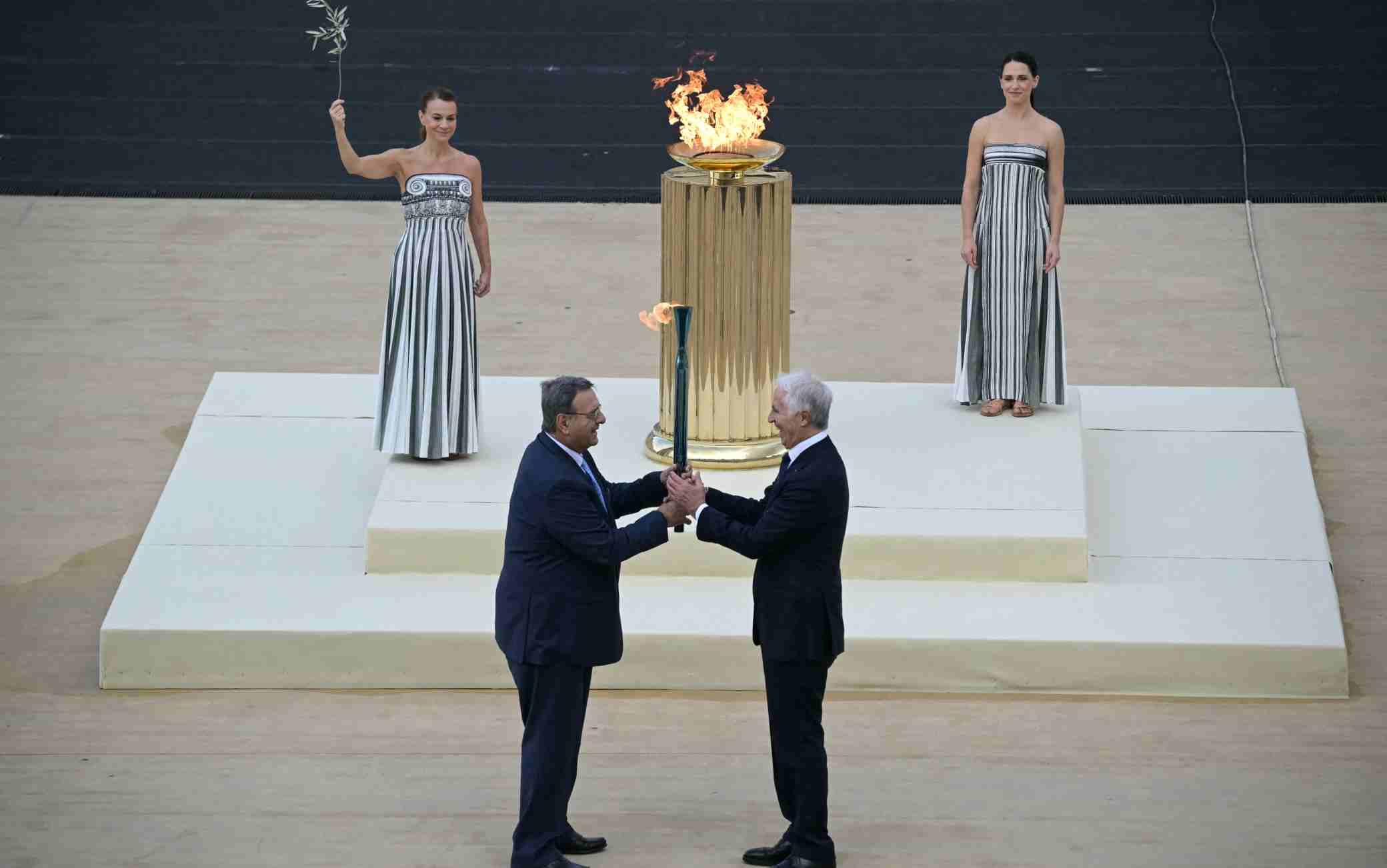 Olimpiadi 2026 Milano Cortina, Fiamma olimpica arrivata a Roma da Atene ...