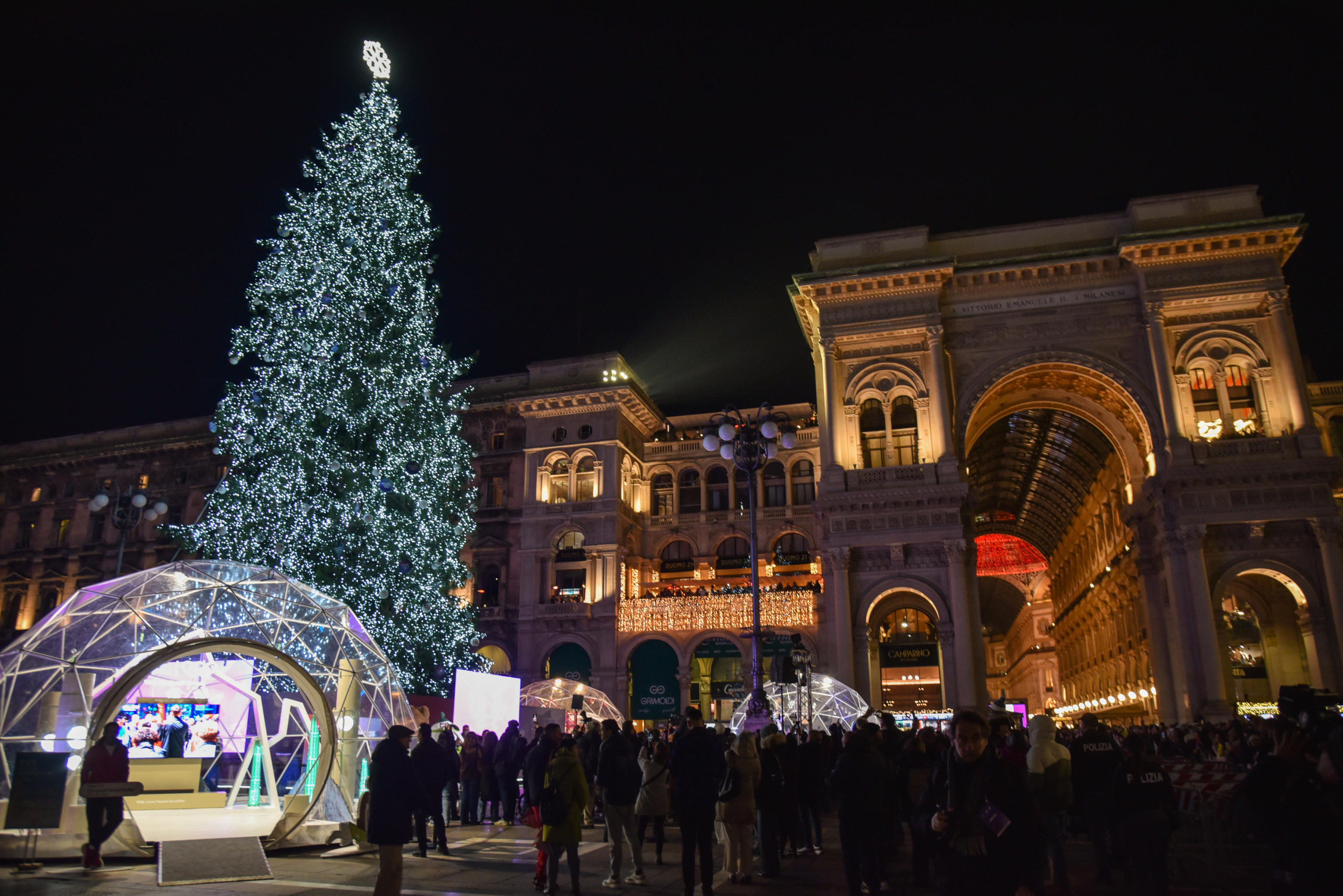Albero di Natale 2025 acceso in Piazza Duomo a Milano. FOTO | Sky TG24