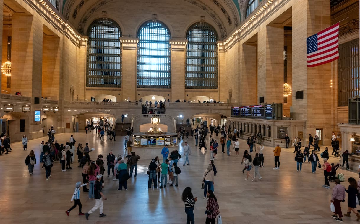 New York, ferisce col machete tre persone a Grand Central: aggressore ...