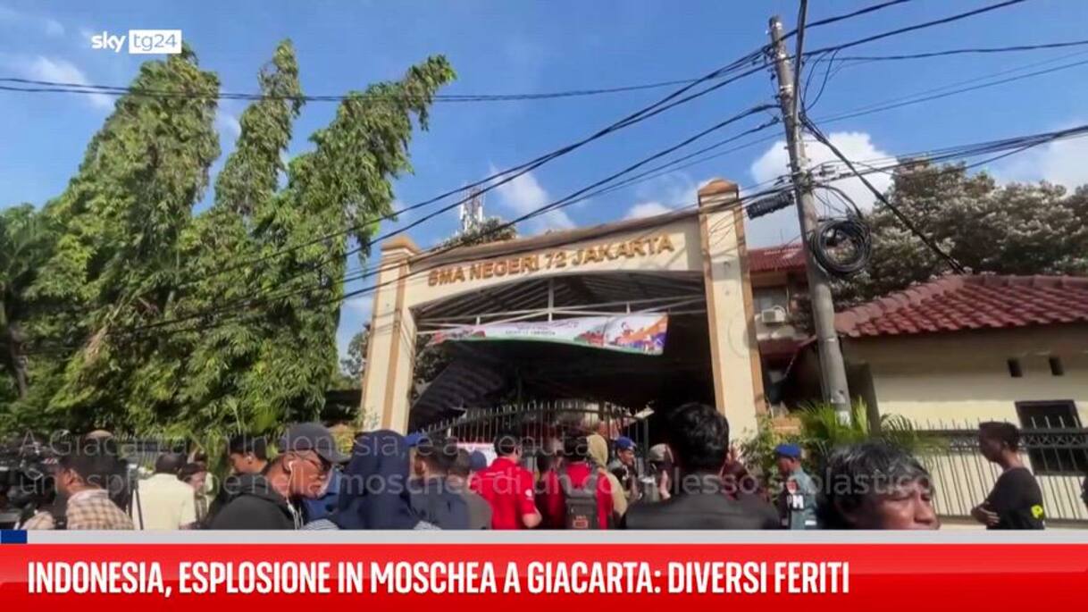 Indonesia, esplosione in moschea a Giacarta: diversi feriti | Video Sky ...
