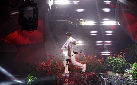 Sanremo 2023, Blanco distrugge le rose sul palco durante l'esibizione ...