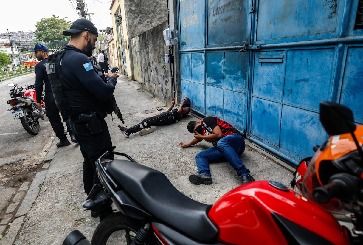 Brasile, scene guerra a Rio: oltre 60 morti in raid polizia antidroga ...