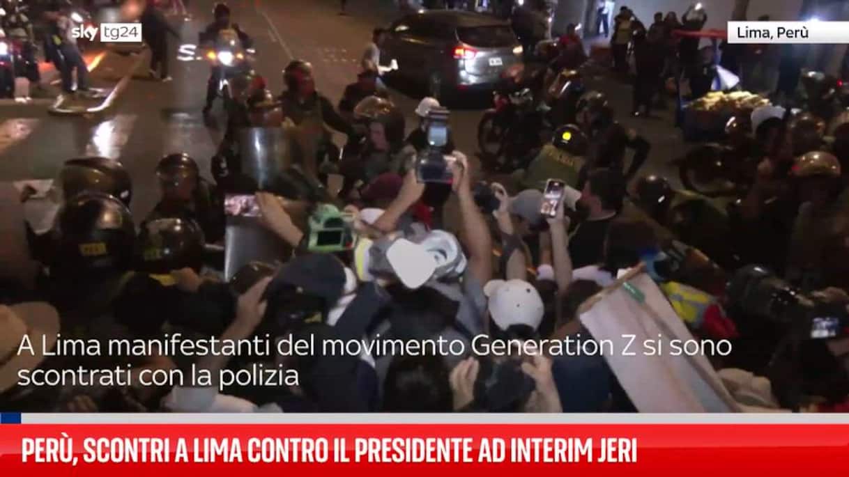 Perù, scontri a Lima contro il presidente ad interim Jeri | Video Sky TG24