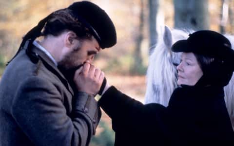 Judi Dench compie 90 anni, i 15 ruoli più famosi dell'attrice Premio ...