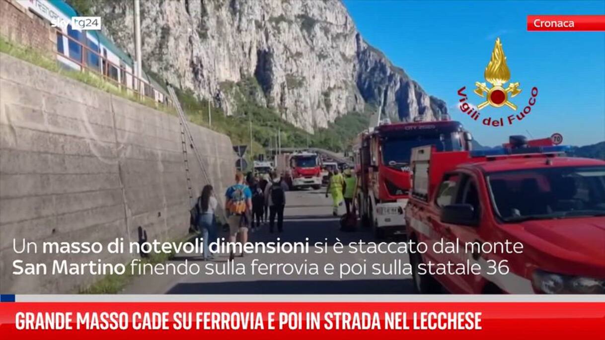 Grande masso cade su ferrovia e poi in strada nel Lecchese | Video Sky TG24