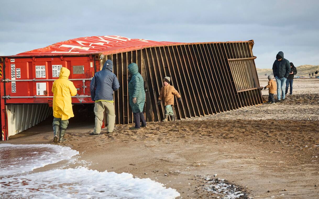 Nave perde decine di container dopo tempesta: frigoriferi e sedie ...