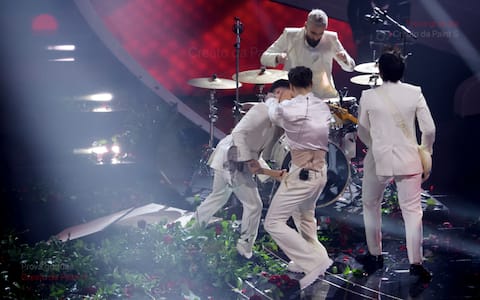 Sanremo 2023, Blanco distrugge le rose sul palco durante l'esibizione ...