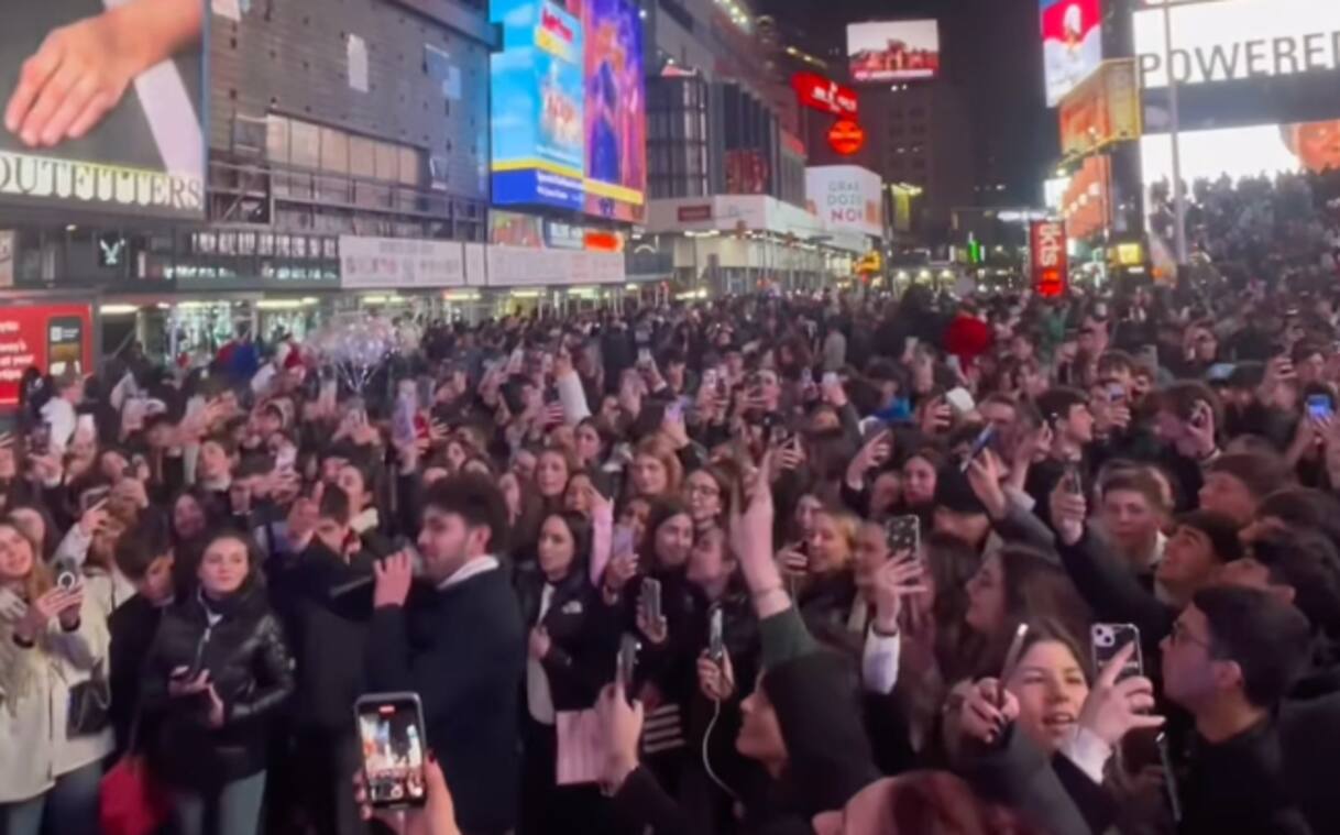 Cesare Cremonini, più di mille persone per il flash mob a Times Square ...