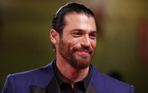 Can Yaman, co-conduttore della prima serata di Sanremo 2026: è la sua ...