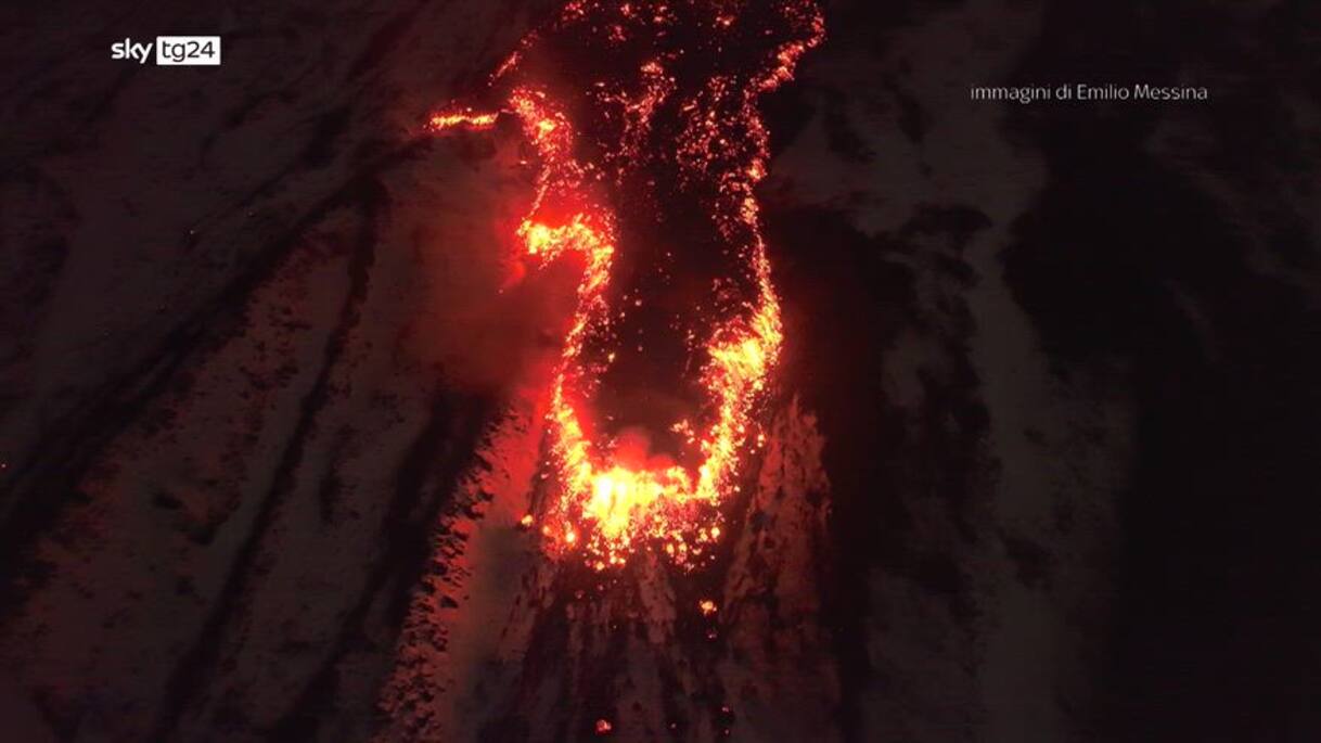 Etna, la nuova spettacolare eruzione nelle immagini di Emilio Messina ...