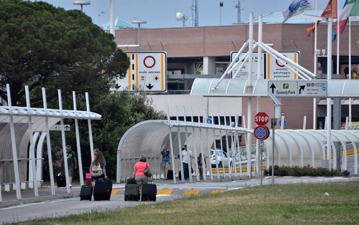 Venezia, l'aeroporto Marco Polo chiuso per invasione di gabbiani | Sky TG24