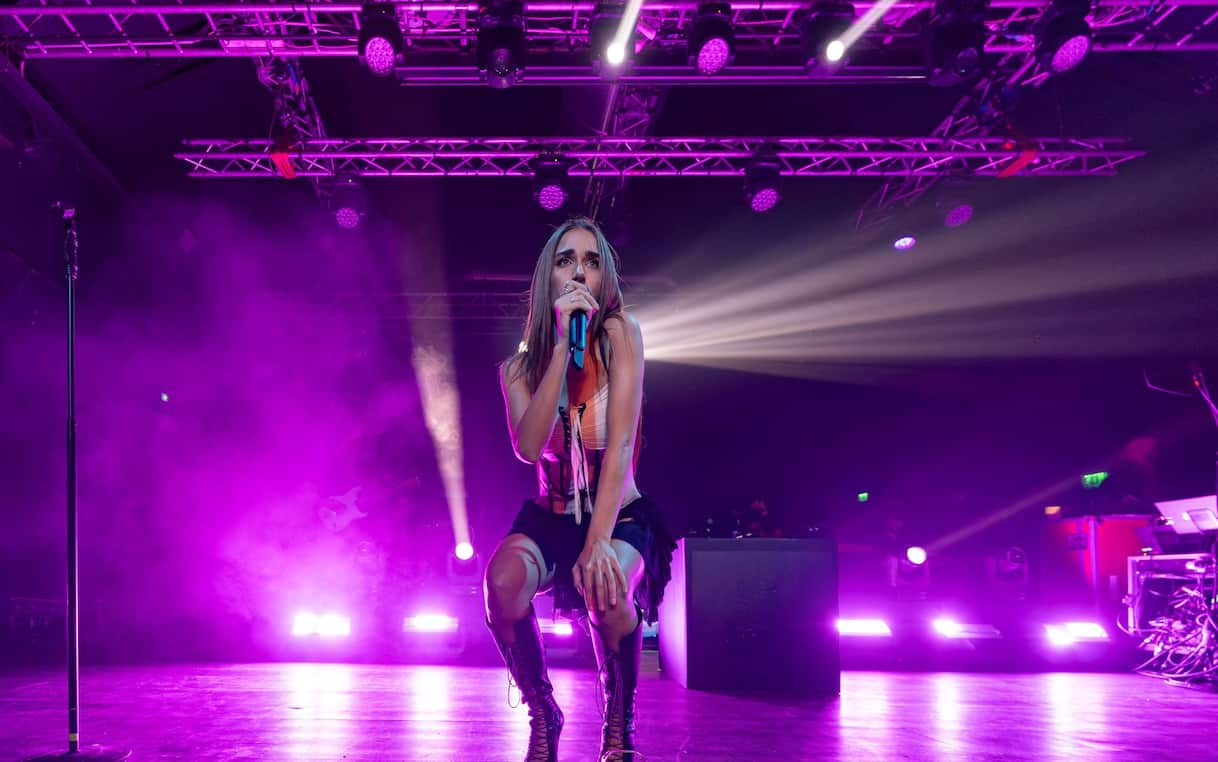 Clara, incidente sexy sul palco a un concerto a Milano. VIDEO | Sky TG24