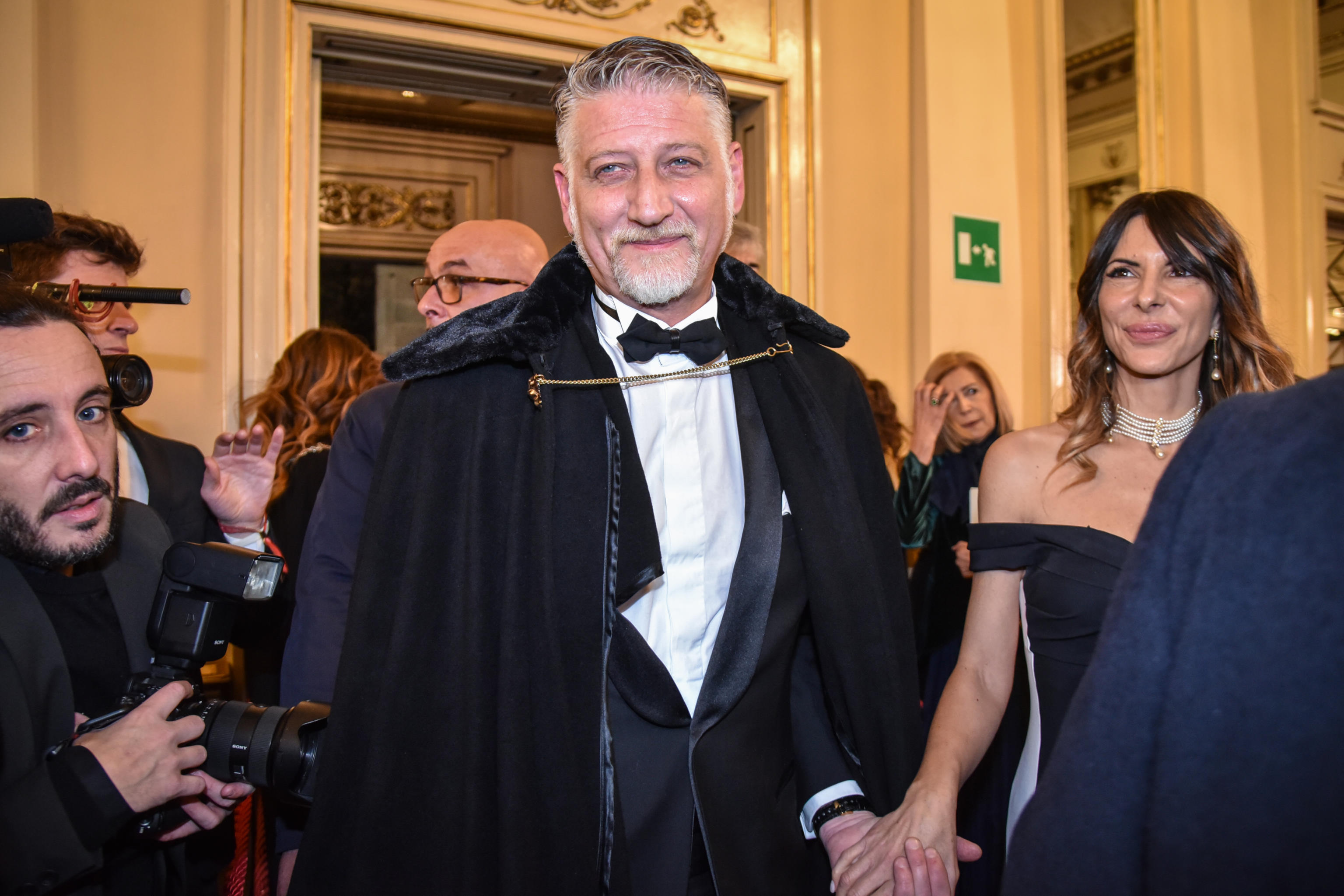 Prima della Scala di Milano, i vip presenti: da Favino a Segre. FOTO ...