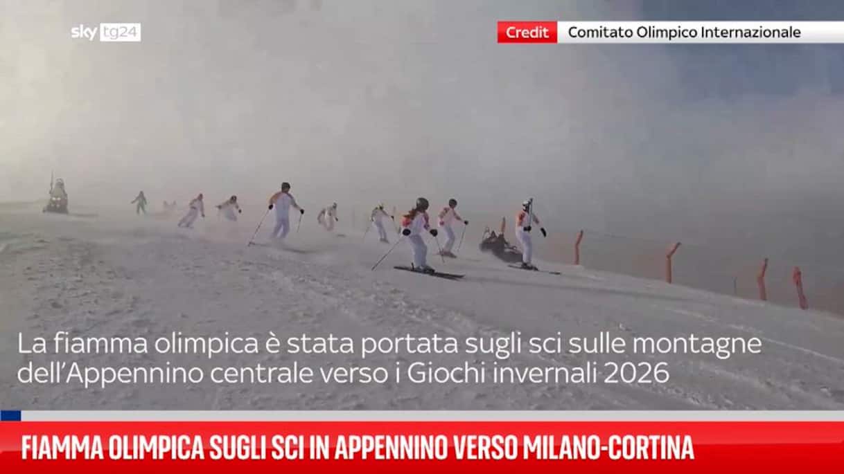 Fiamma olimpica sugli sci in Appennino verso Milano-Cortina | Video Sky ...