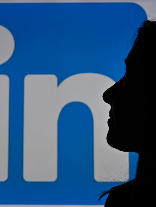 LinkedIn, l'algoritmo discrimina le donne | Sky TG24