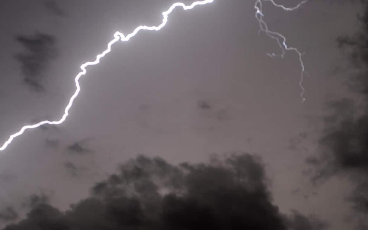 Teramo, 15enne colpito da fulmine in rianimazione: gravissimo | Sky TG24