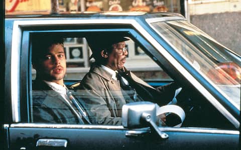 “Seven”, 30 anni fa usciva il thriller con Brad Pitt e Morgan Freeman ...