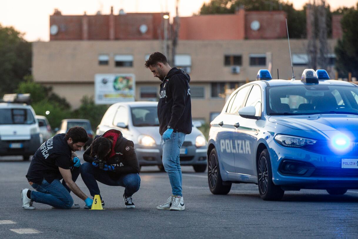 Spari al Villaggio Prenestino a Roma, grave una donna anziana | Sky TG24