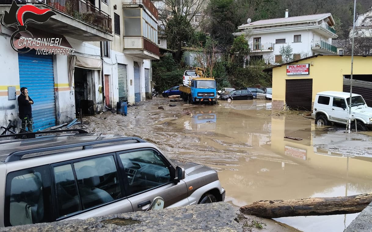 Maltempo in Calabria, esondano due fiumi nel Cosentino: evacuate ...