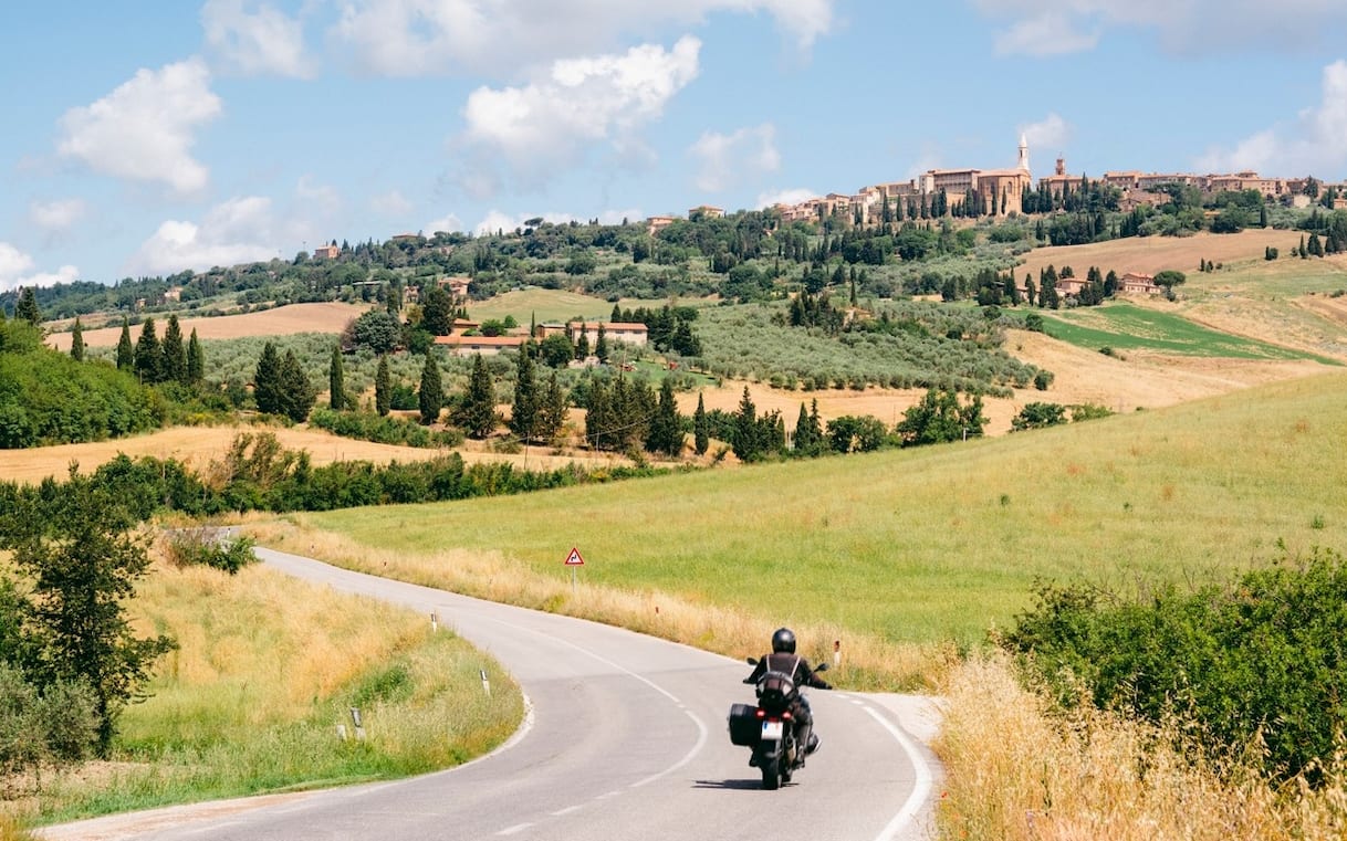 Viaggiare in moto, i migliori itinerari per la primavera 2026 | Sky TG24