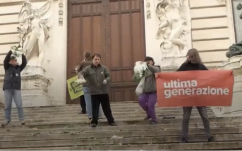 Ultima Generazione, protesta al Parlamento: cibo marcio davanti a ...