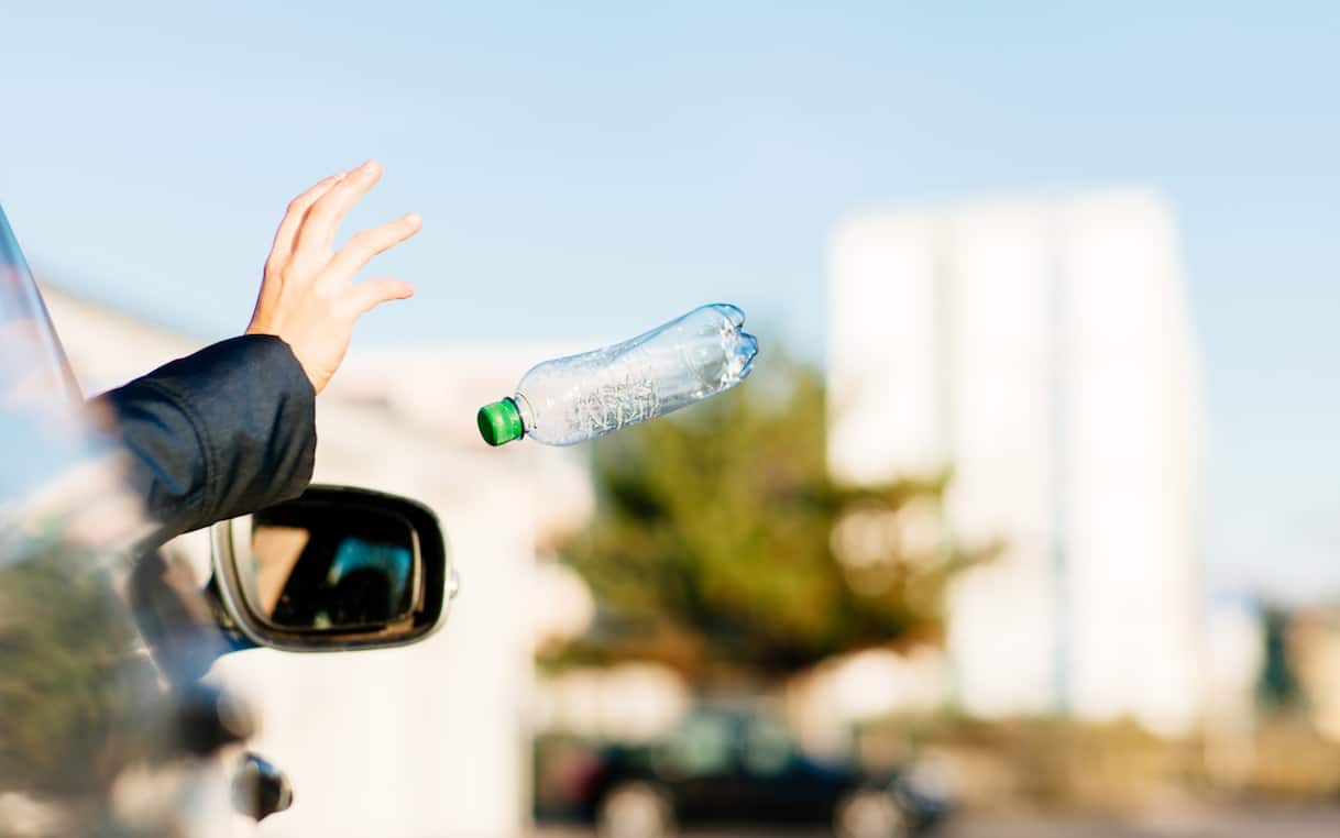 Buttare rifiuti dall’auto, dalle multe all’arresto: cosa dice la legge ...
