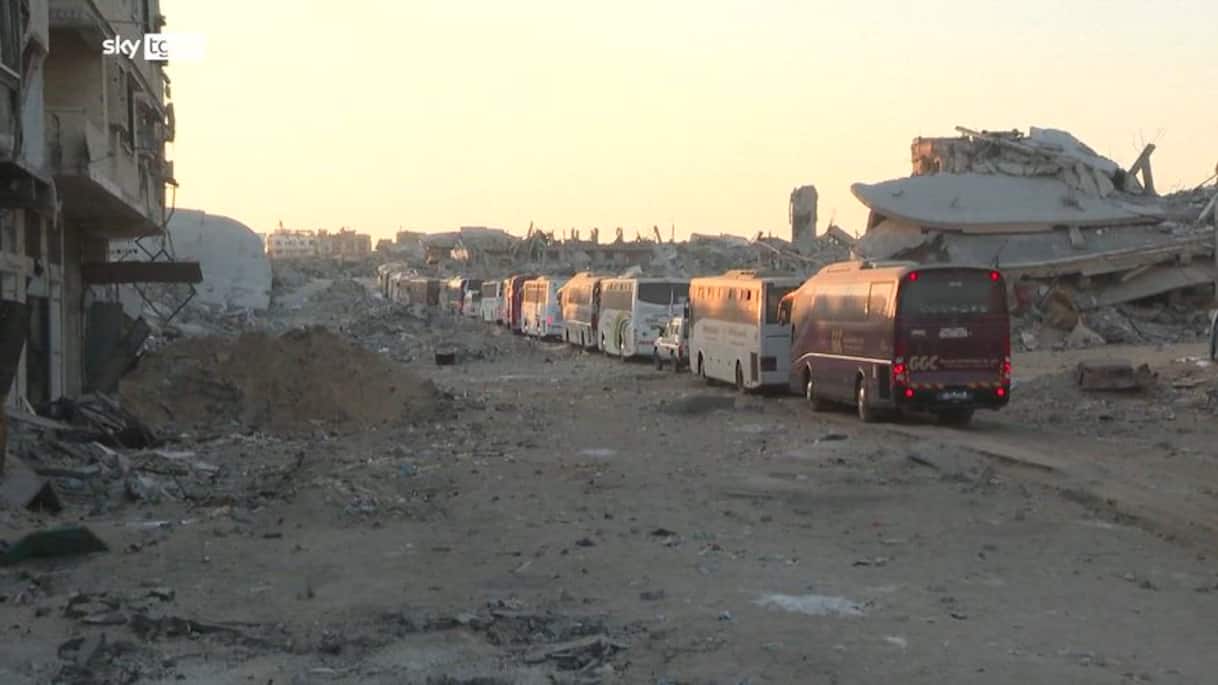 Gaza, una colonna di autobus della Croce Rossa entra a Gaza | Video Sky ...