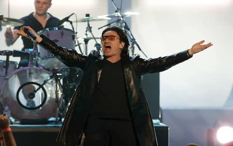 Bono, il leader degli U2, compie 65 anni: i look dagli esordi a oggi ...