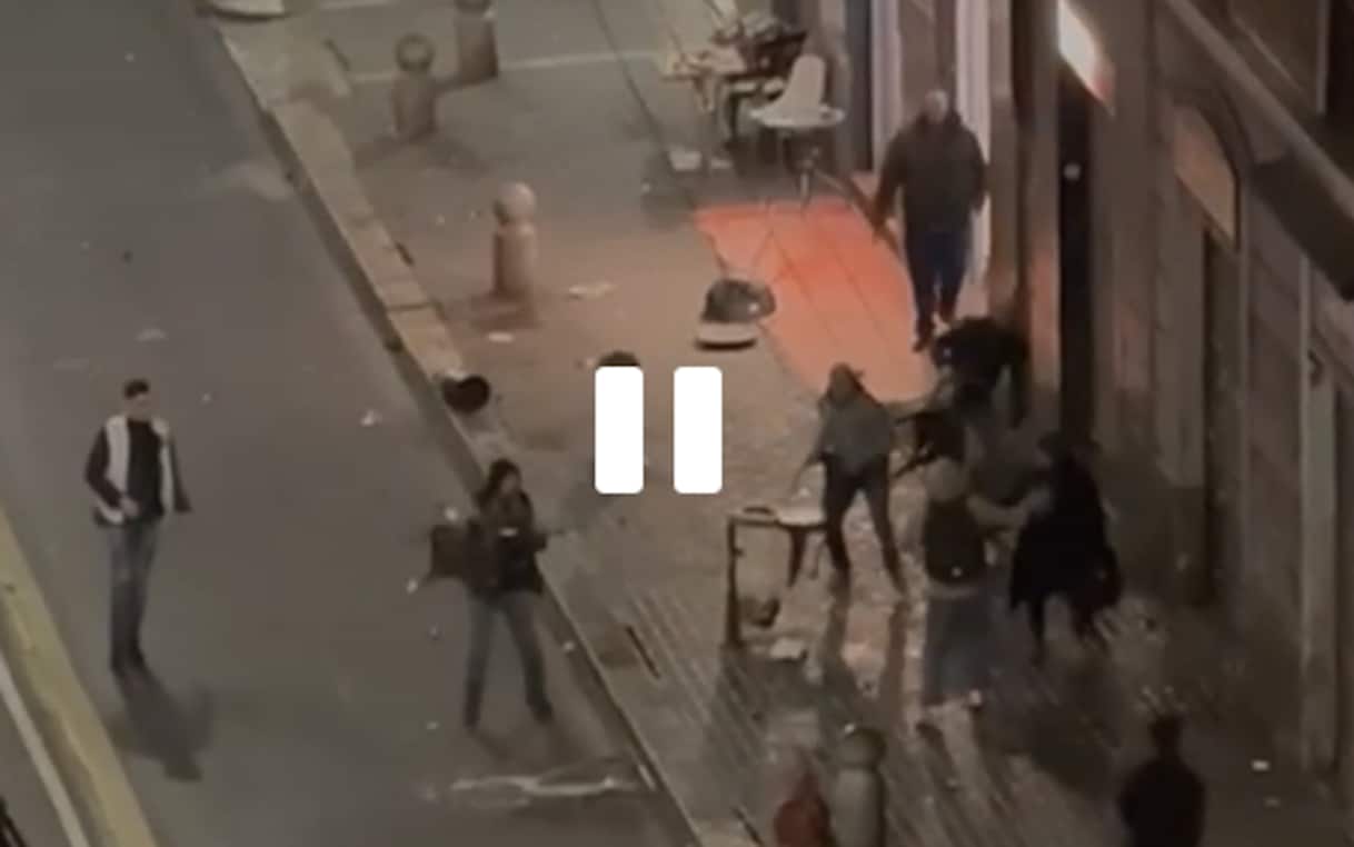 Milano, rissa in via Padova: volano sedie e posacenere. VIDEO | Sky TG24