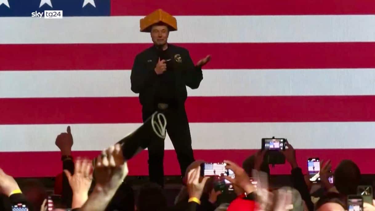 Wisconsin, Elon Musk a un evento con un cappello a forma di fetta di ...