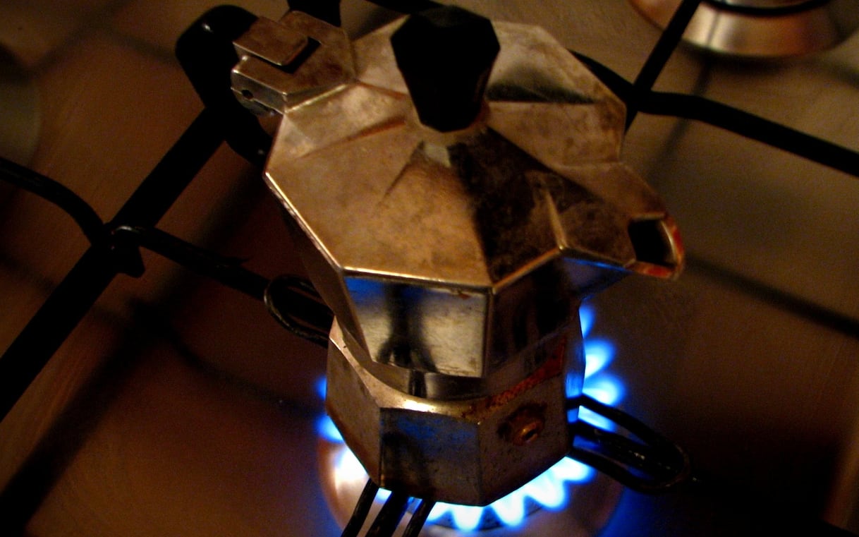 Esplode la moka mentre prepara il caffè, morta insegnante in pensione ...