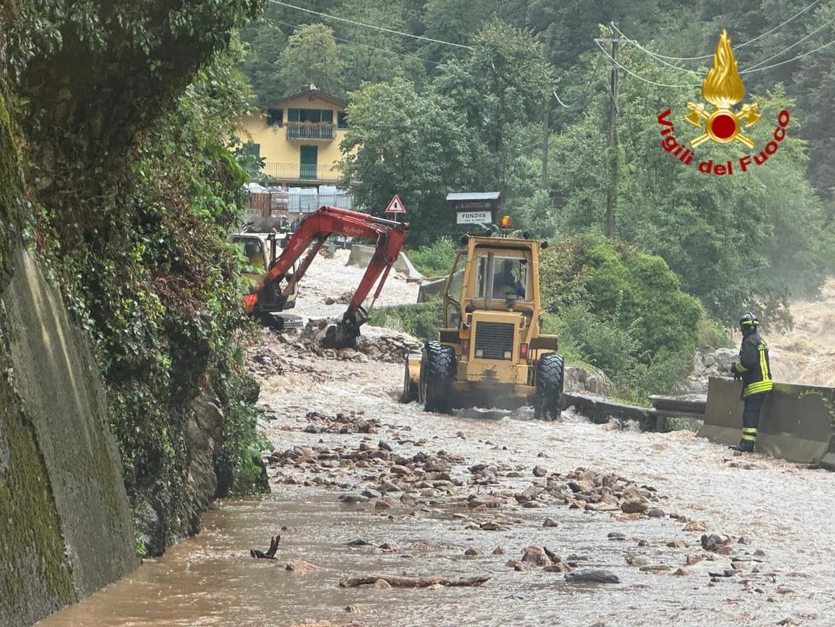 Maltempo Danni E Black Out Al Centro Nord Frane Allagamenti E Alberi