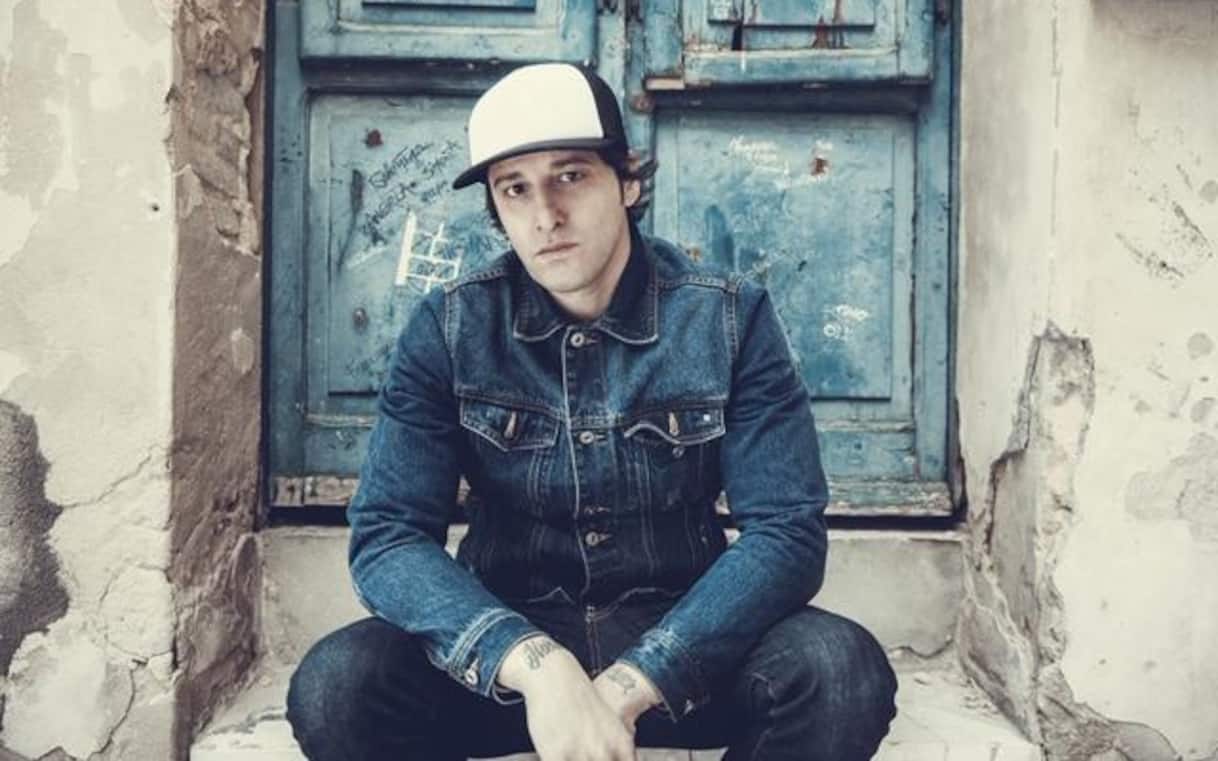 Luca Dirisio è tornato con il nuovo singolo È tutto fragile | Sky TG24