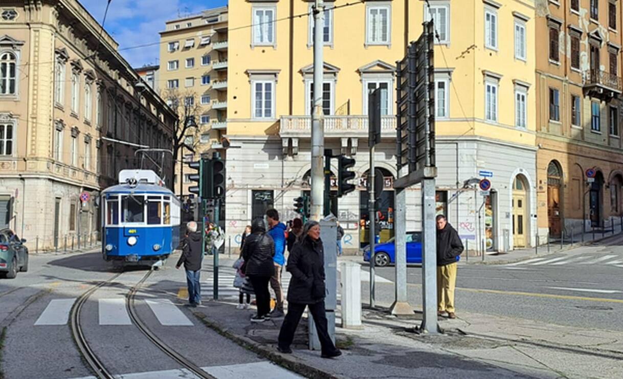 Trieste, riparte lo storico tram salutato dalla folla e dalla banda ...