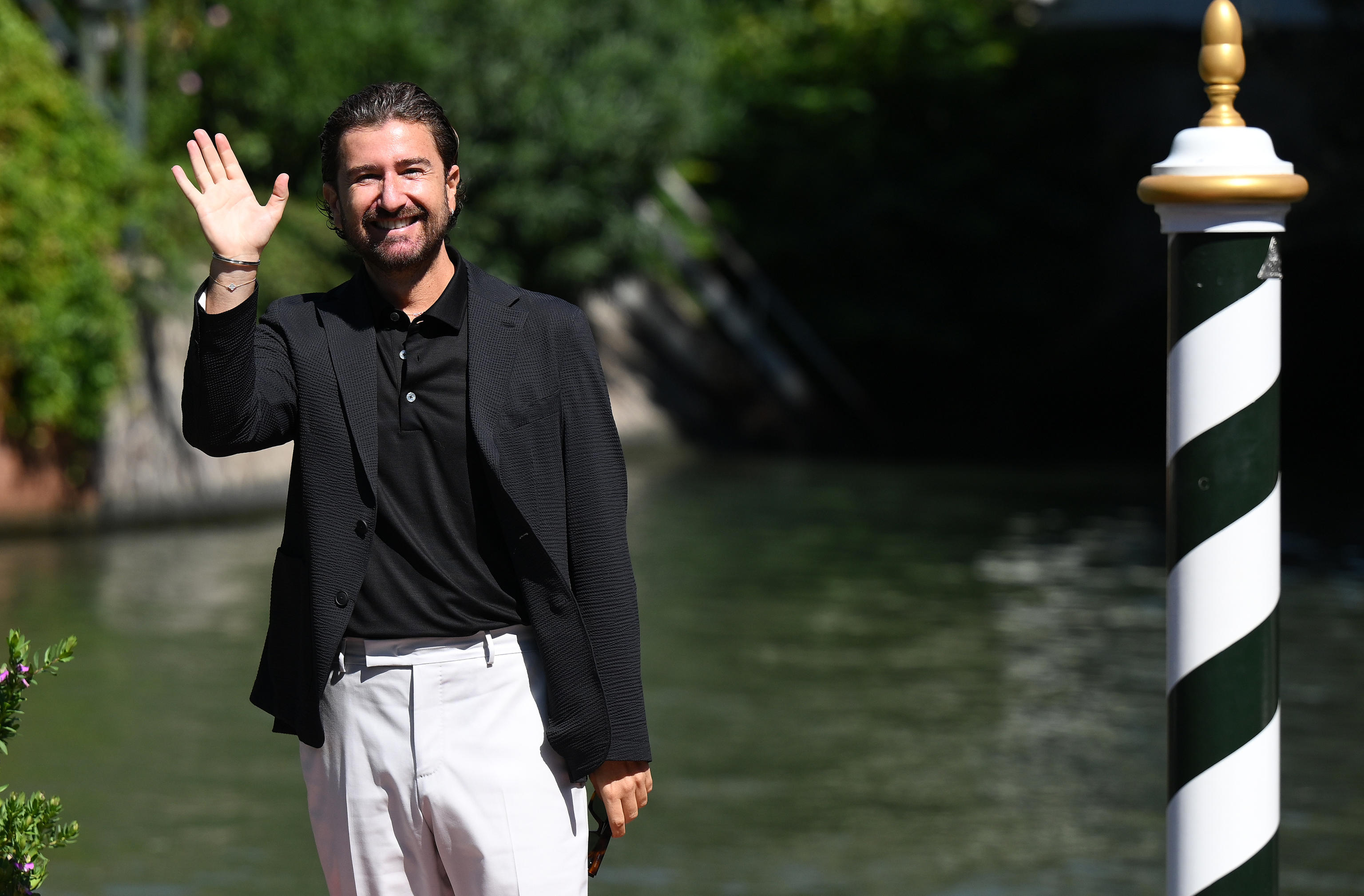 Sanremo 2026, Alessandro Siani ospite a sorpresa: i suoi film più ...