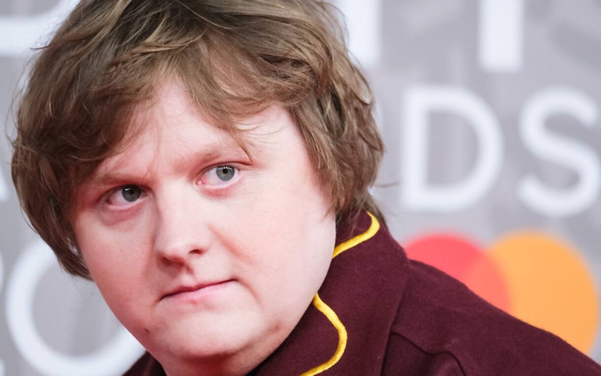 Lewis Capaldi annuncia l'arrivo del film documentario con outfit ...